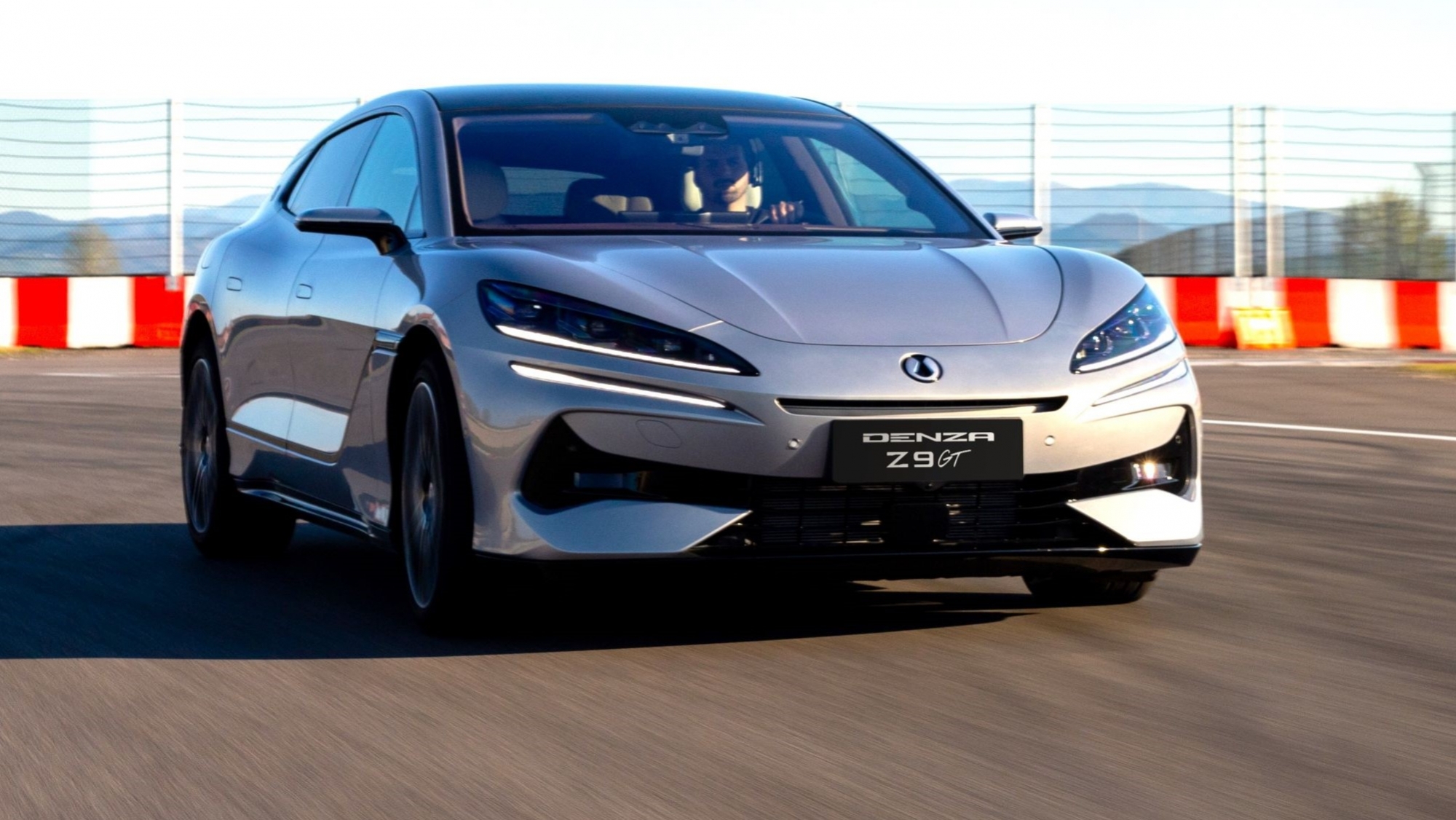 El coche eléctrico más tecnológico de BYD ha llegado a Europa: así es y así va el Denza Z9GT