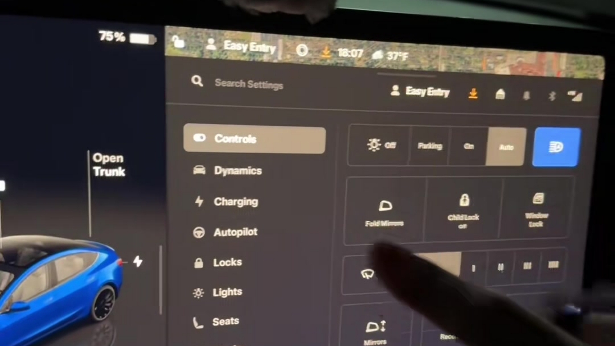 Este conductor de Tesla descubre una función secreta de la pantalla y ...