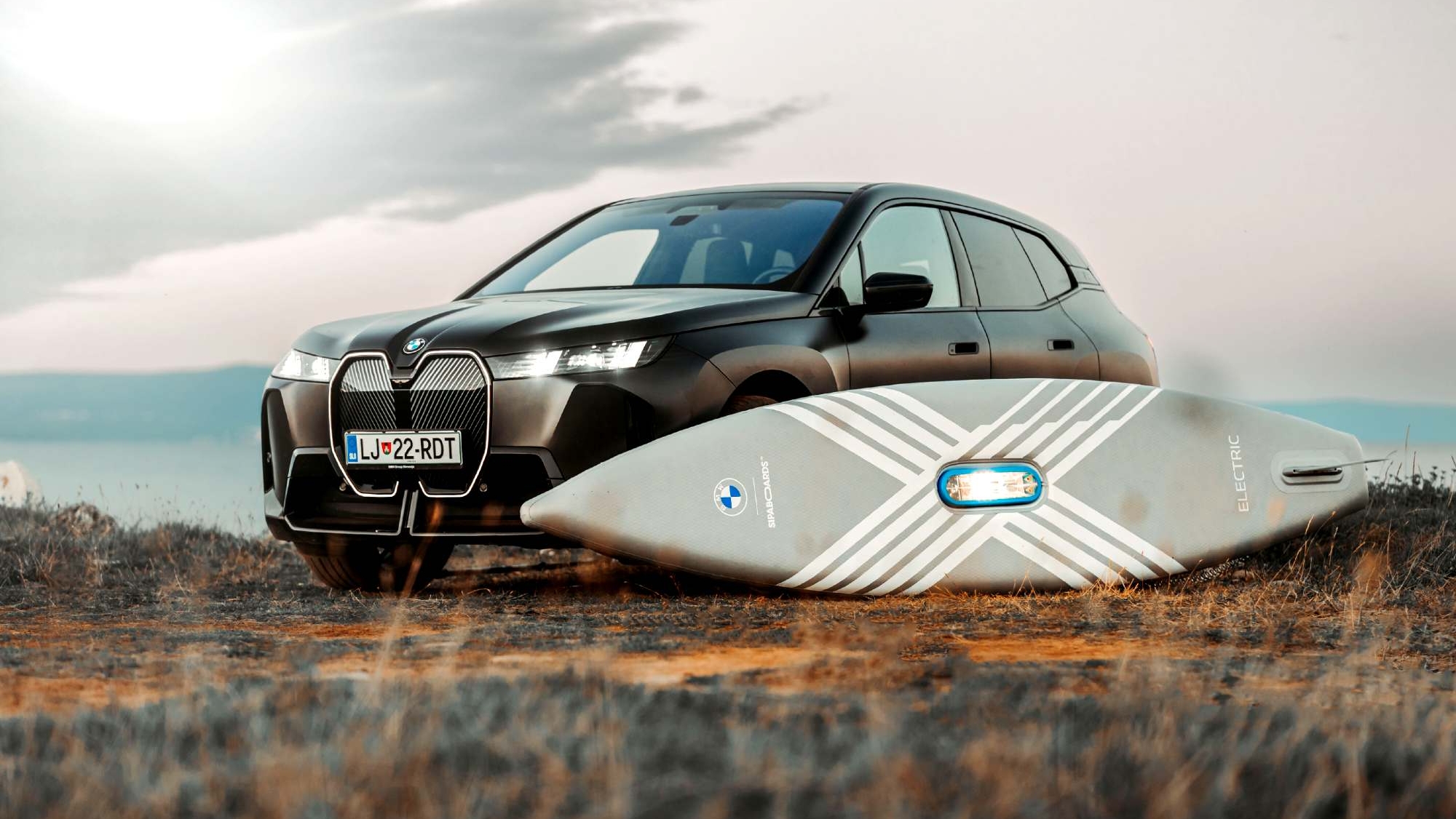 Lo nuevo de BMW es eléctrico, pero no es un coche y además se conduce ...