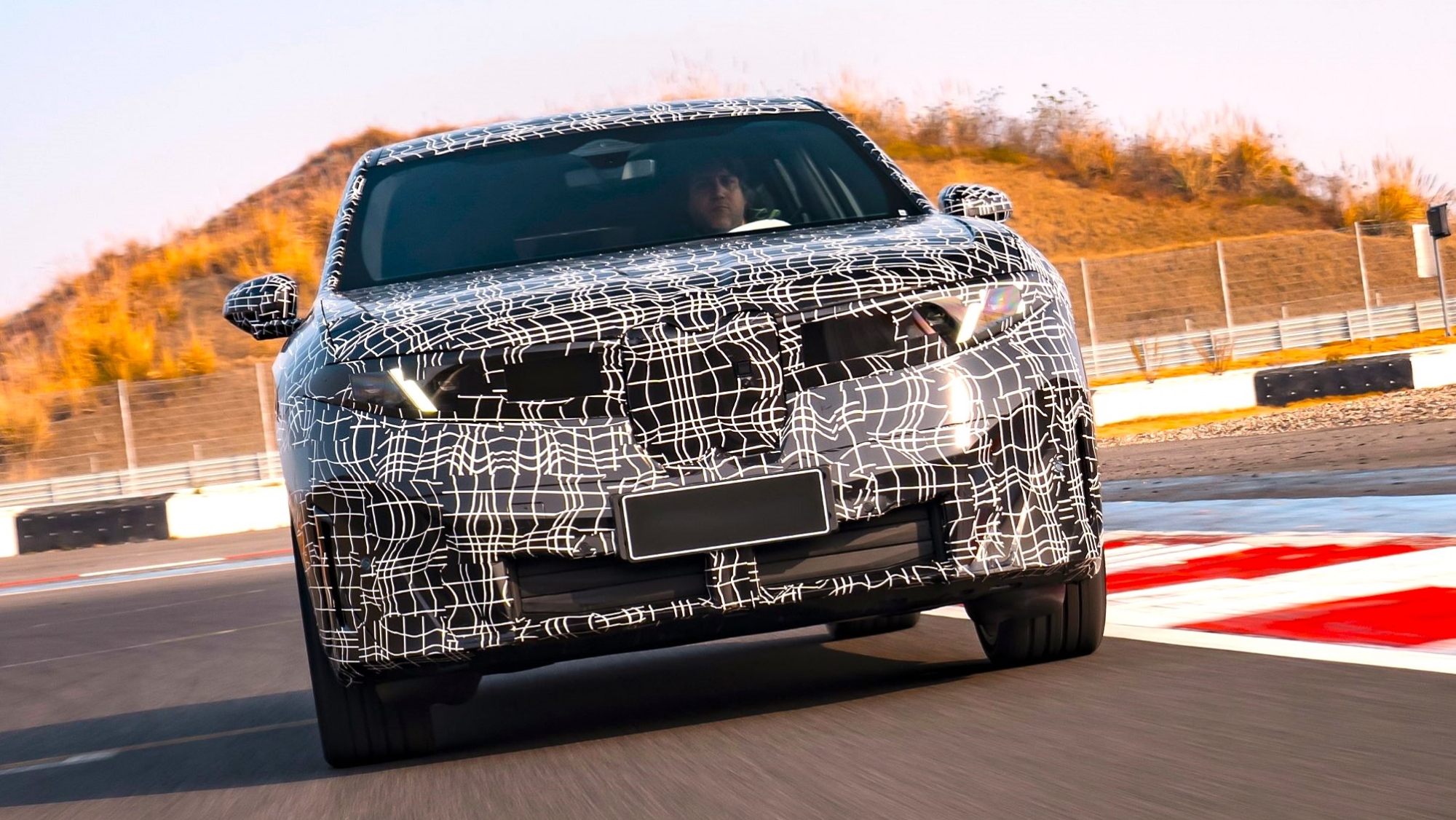 BMW iX3: más espacio trasero y 805 km de autonomía para China