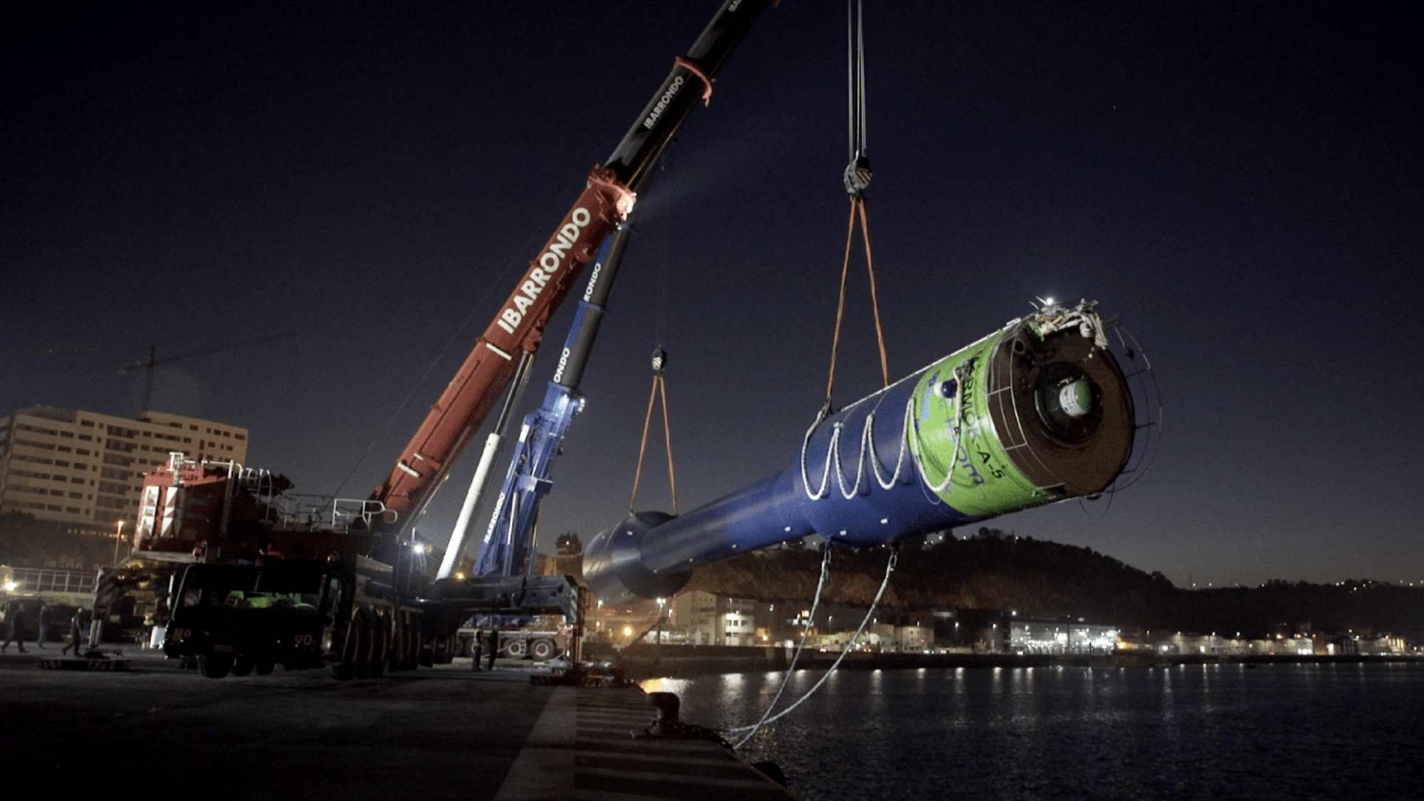 Una empresa española crea una gigantesca boya de 42 metros capaz de ...