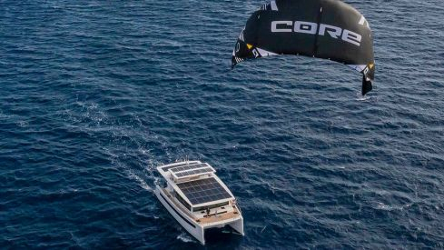 Este catamarán eléctrico y solar también se impulsa gracias a una vela ...