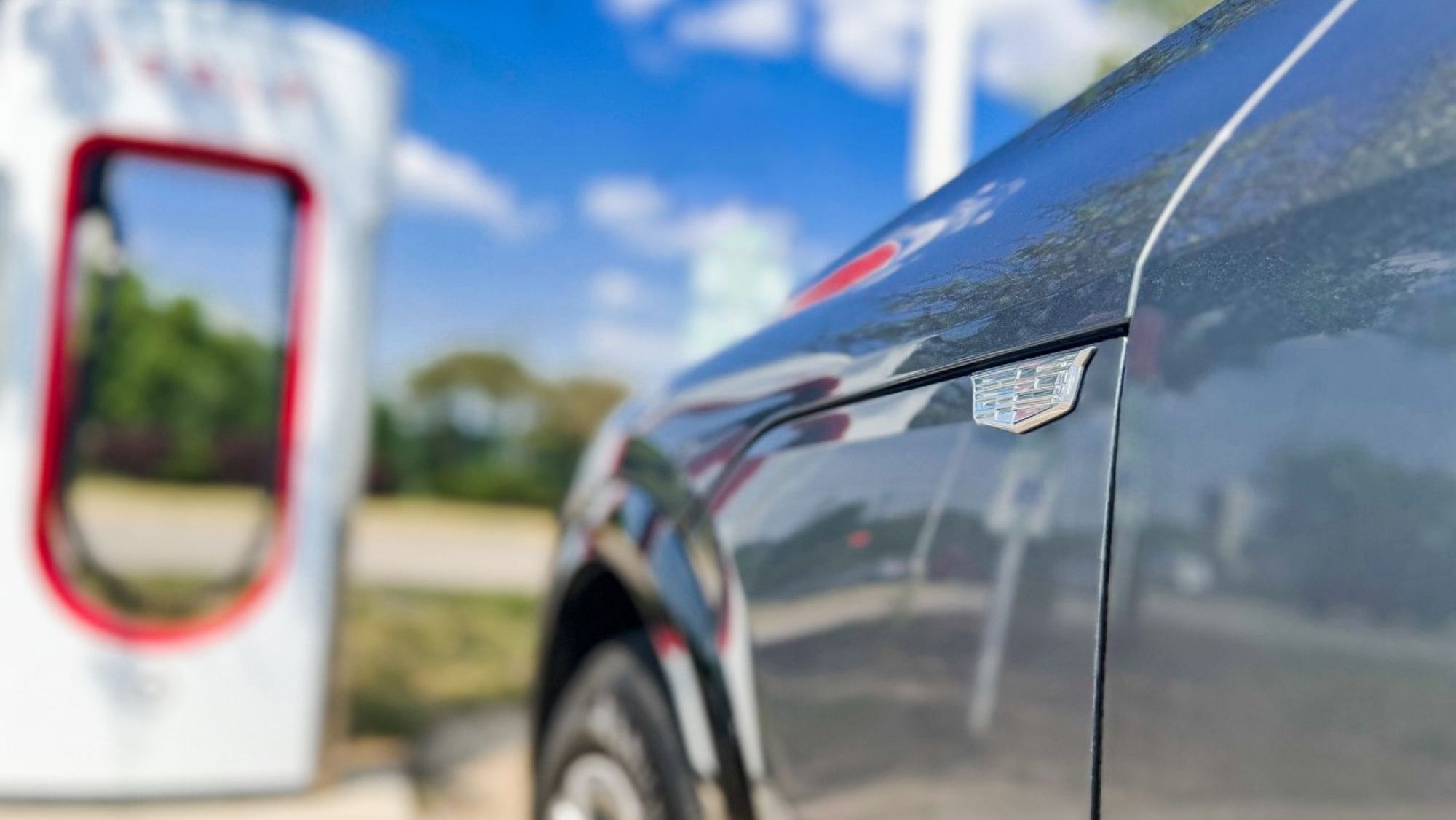Tres gigantes del auto eléctrico adoptan el sistema de carga NACS de ...