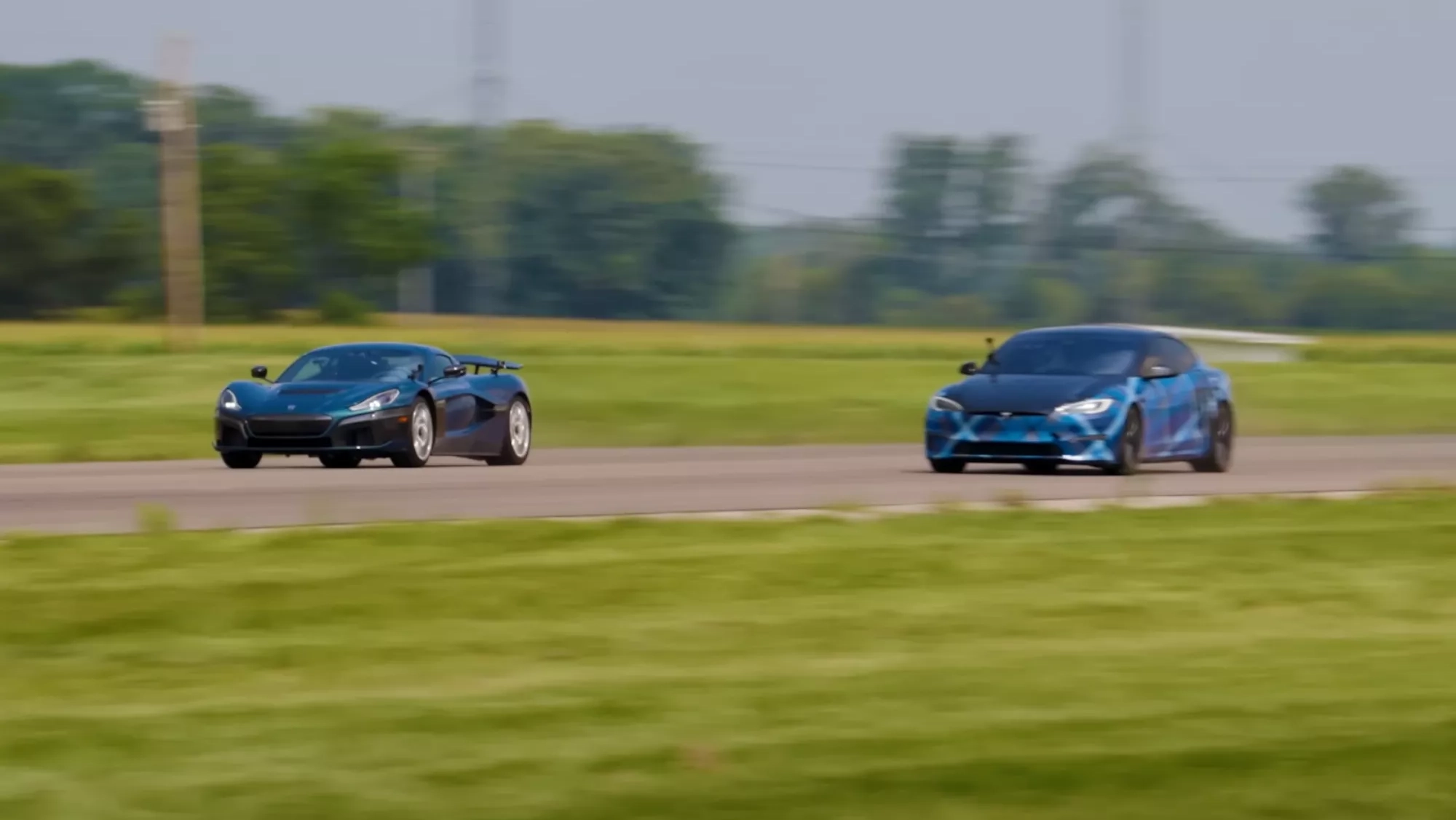 Tesla Model S Plaid se enfrenta a Bugatti y Rimac en una épica Drag Race