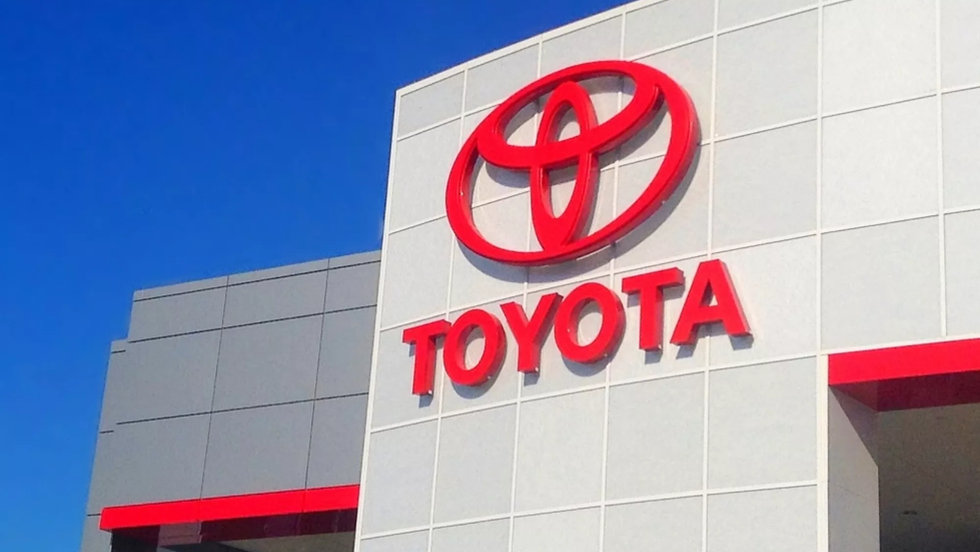 Fallo informático obliga a Toyota a detener producción en sus 12 ...