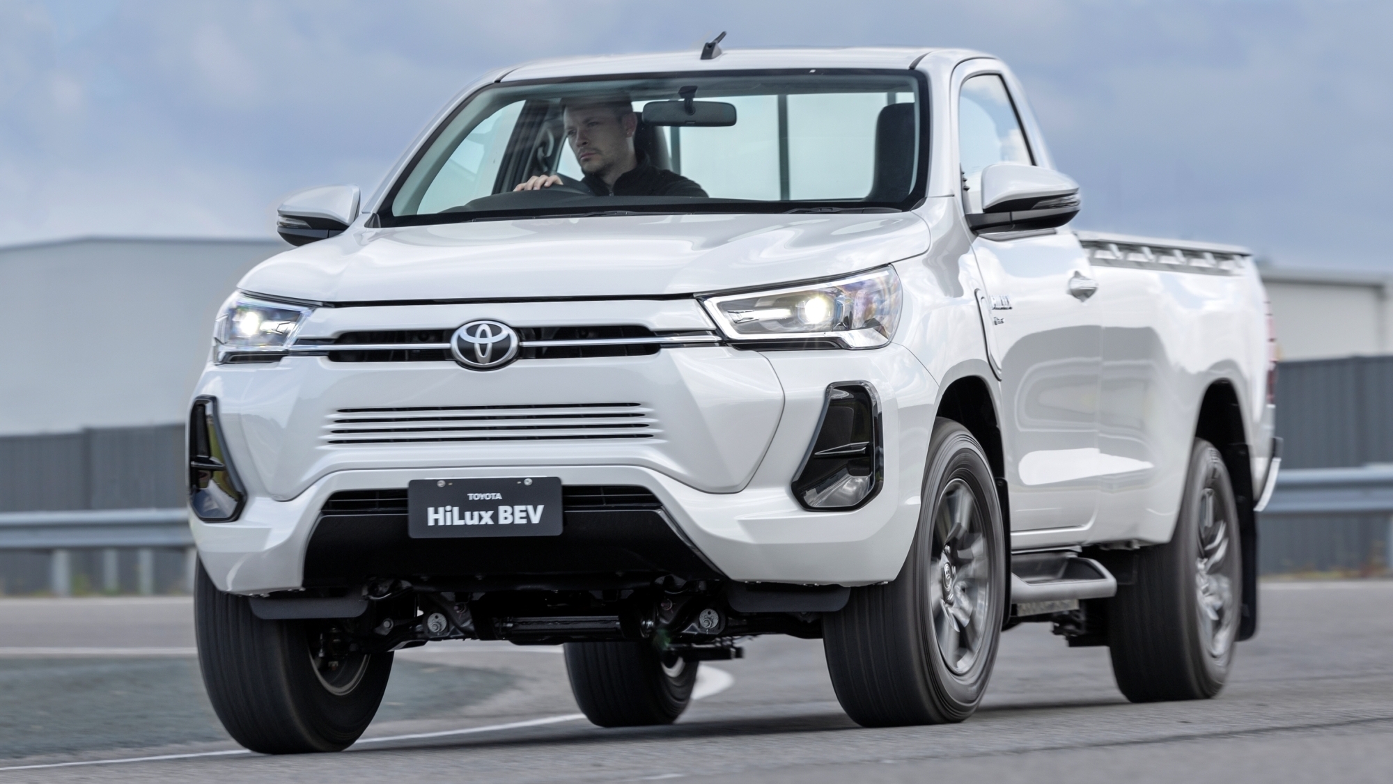 Toyota muestra avances de su primera pick-up eléctrica, la Hilux Revo BEV