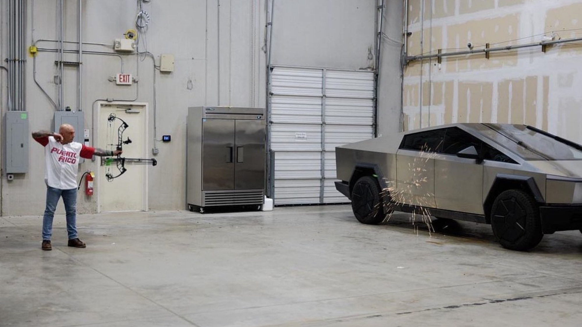 ¿Es el Tesla Cybertruck un carro blindado? La prueba con arco y flecha ...