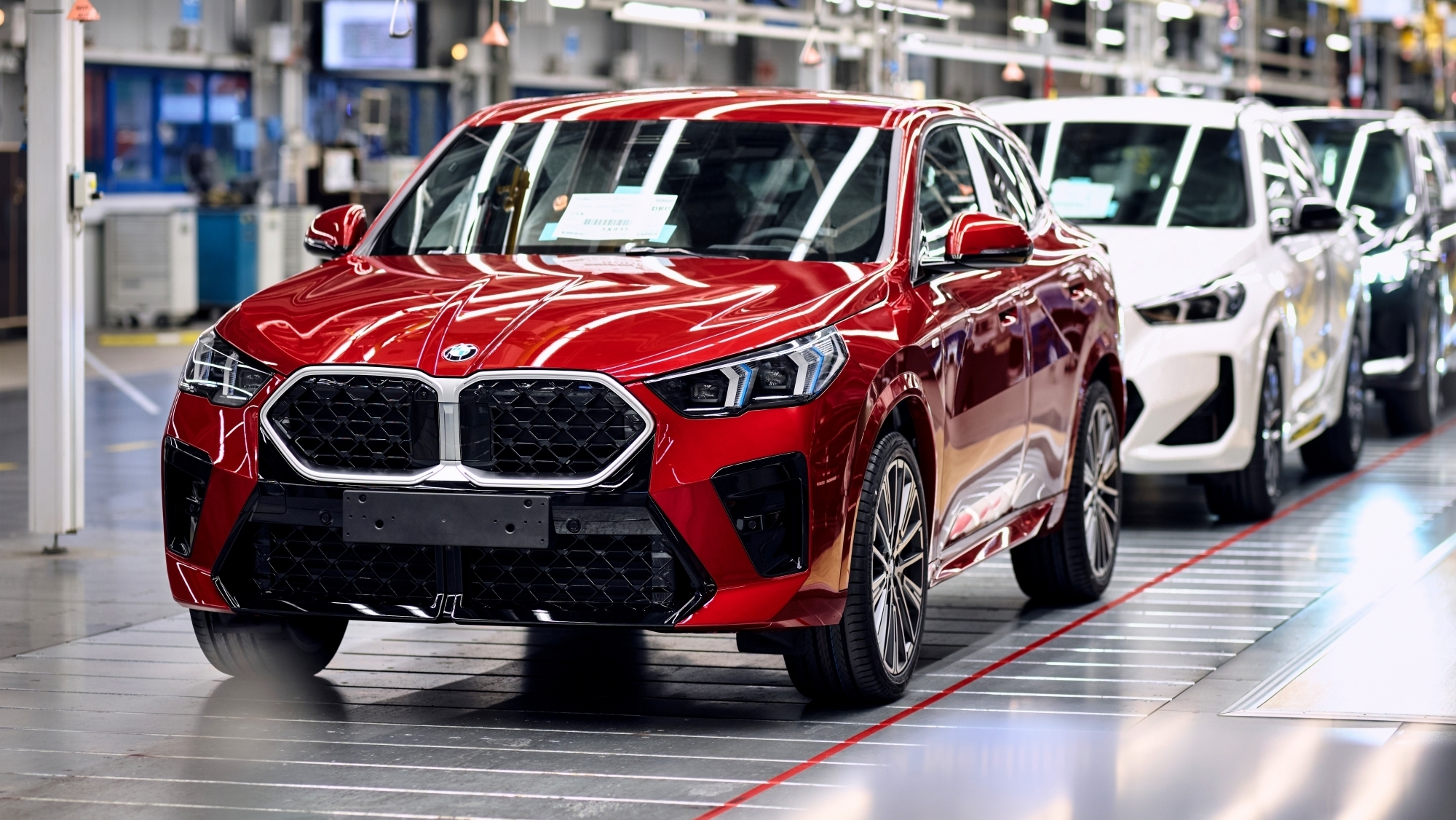 El BMW iX2 se estrenó: SUV eléc trico fabricado con IA en Regensburg ...