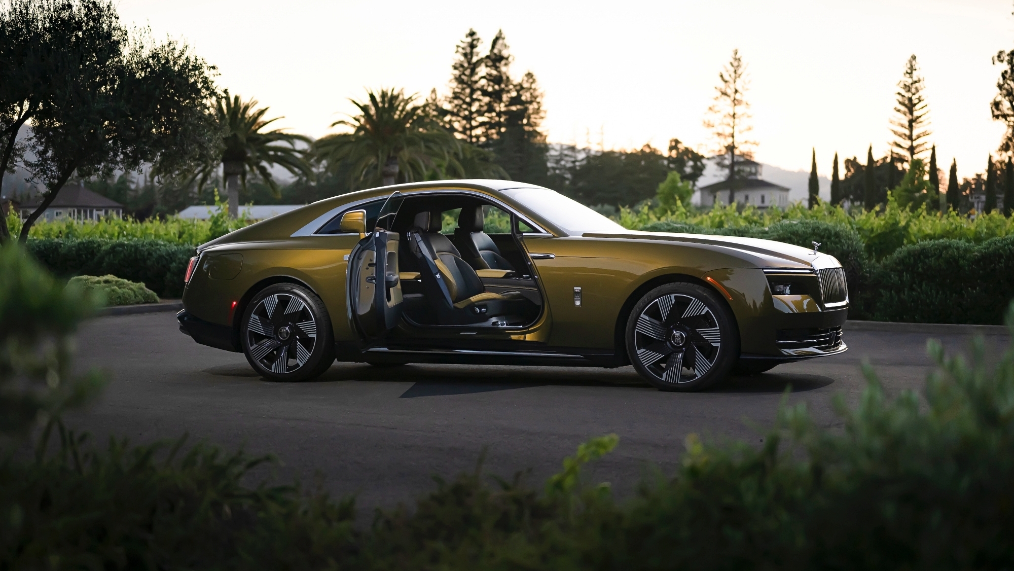 Michael Fux compra tres Rolls-Royce para asegurarse el primer Spectre ...