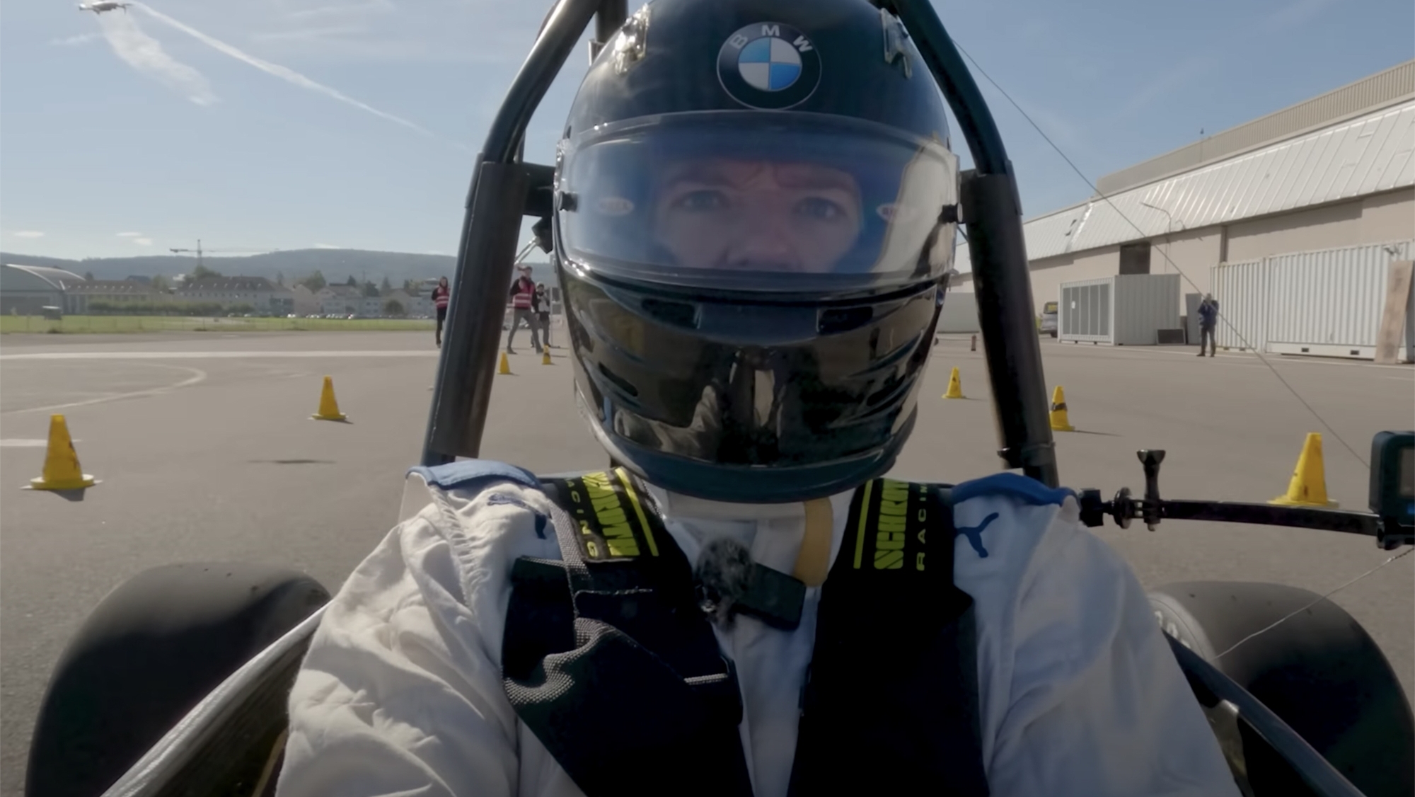 Youtuber Tom Scott prueba el auto eléctrico que acelera de 0 a 100 km/h ...