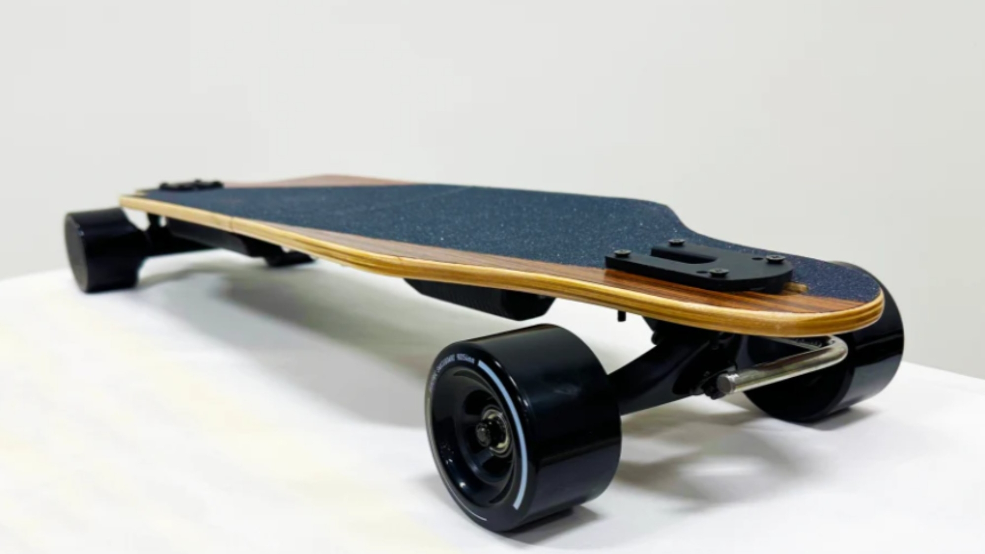 Monopatín eléctrico plegable de Corsair Longboards busca financiación ...