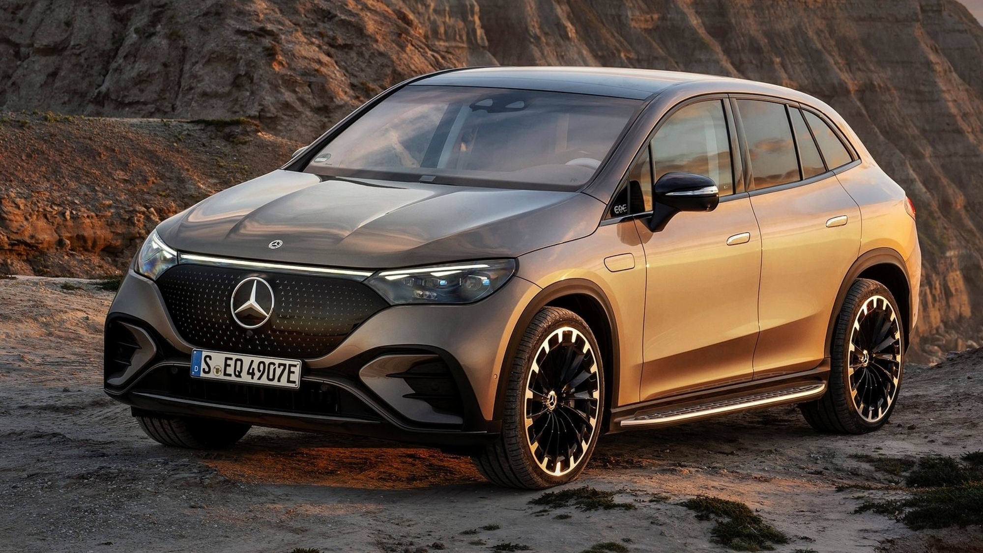 Mercedes lanza el EQE 300 SUV: nueva versión más asequible para su gama ...