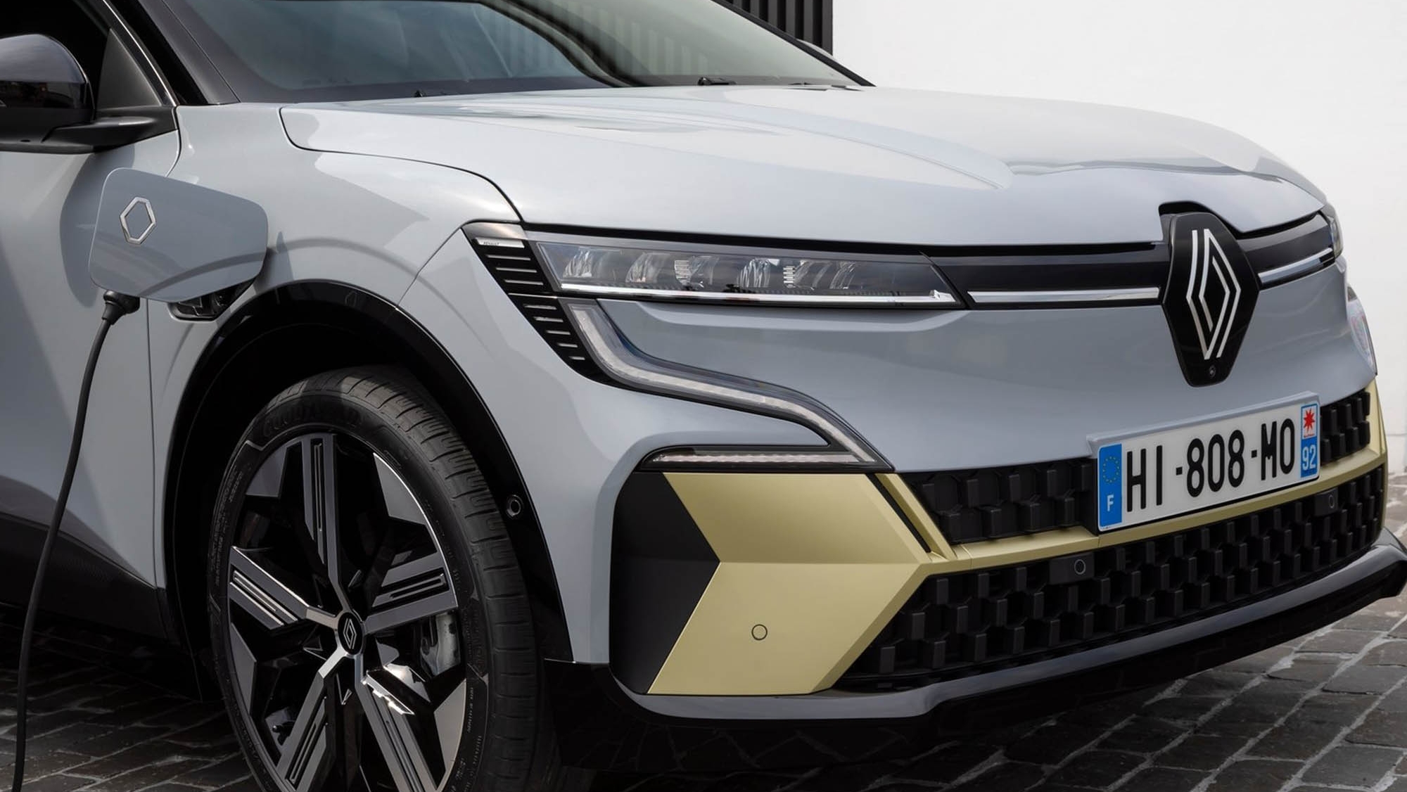 Renault baja el precio del Megane E-TECH en 4.600 € tras la llegada del nuevo Scenic