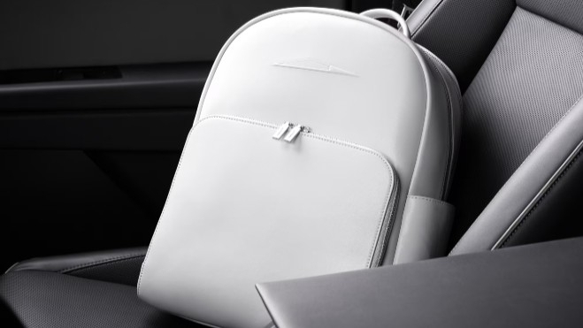 Tesla lanza la mochila Cybertruck Elevate por 290 euros, inspirada en ...