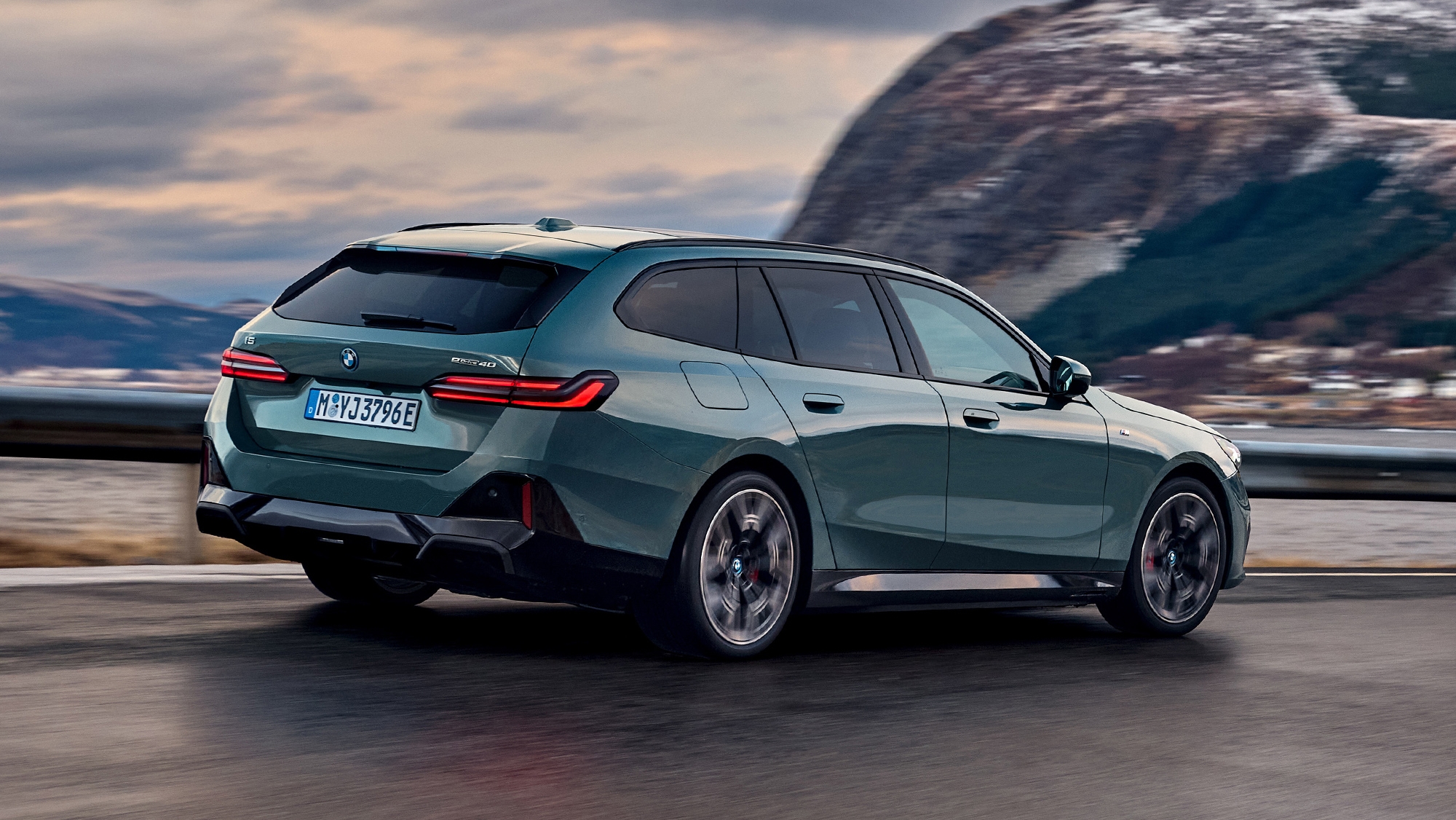 BMW i5 Touring: Llega en mayo de 2024 el primer familiar 100% eléctrico ...