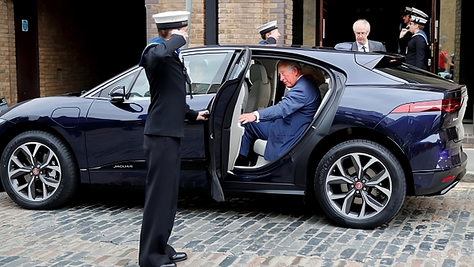 Subastan el Jaguar I-Pace personalizado de Carlos III, el primer ...