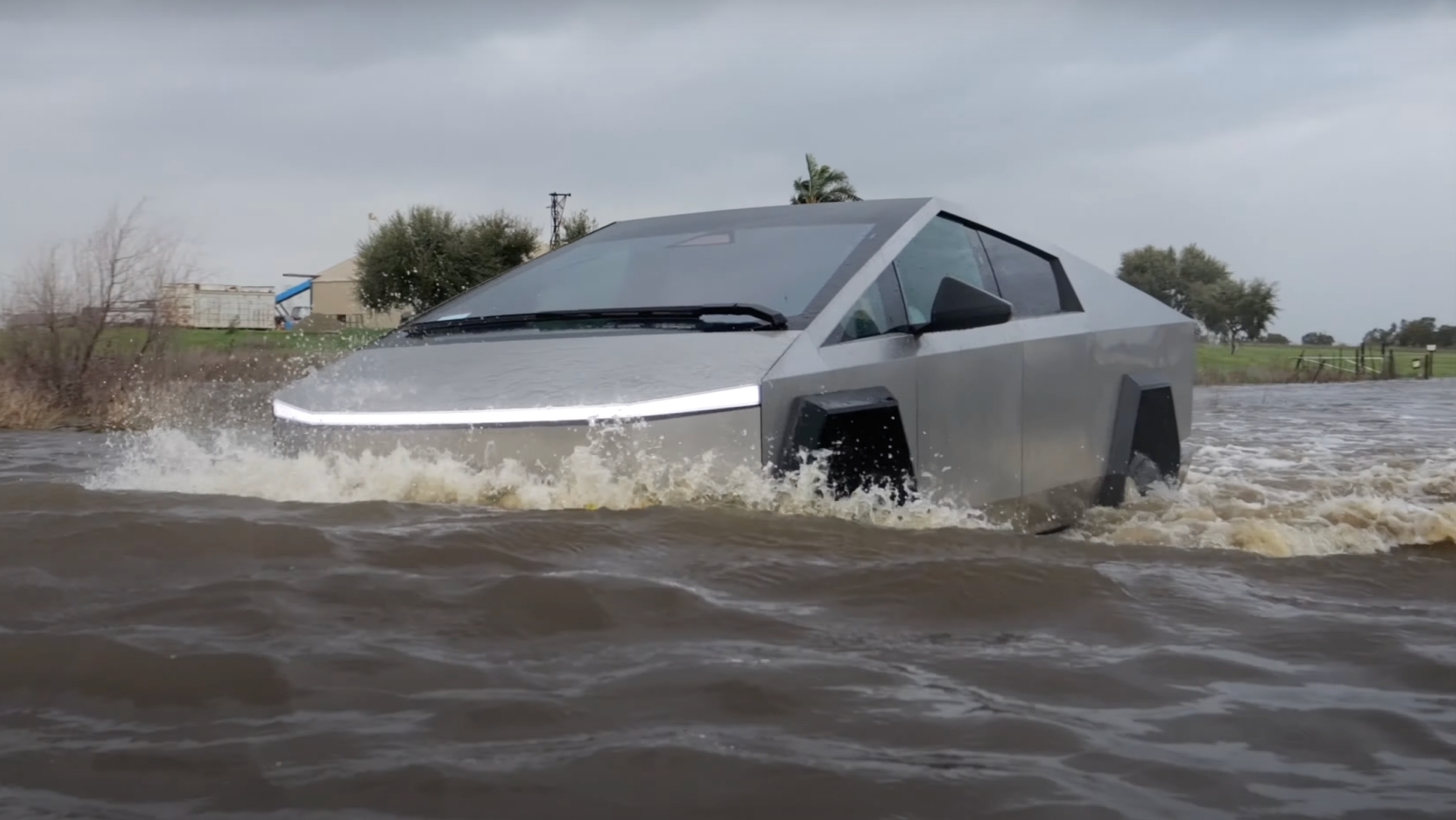 Prueba de la Cybertruck en carretera inundada revela fallos eléctricos ...