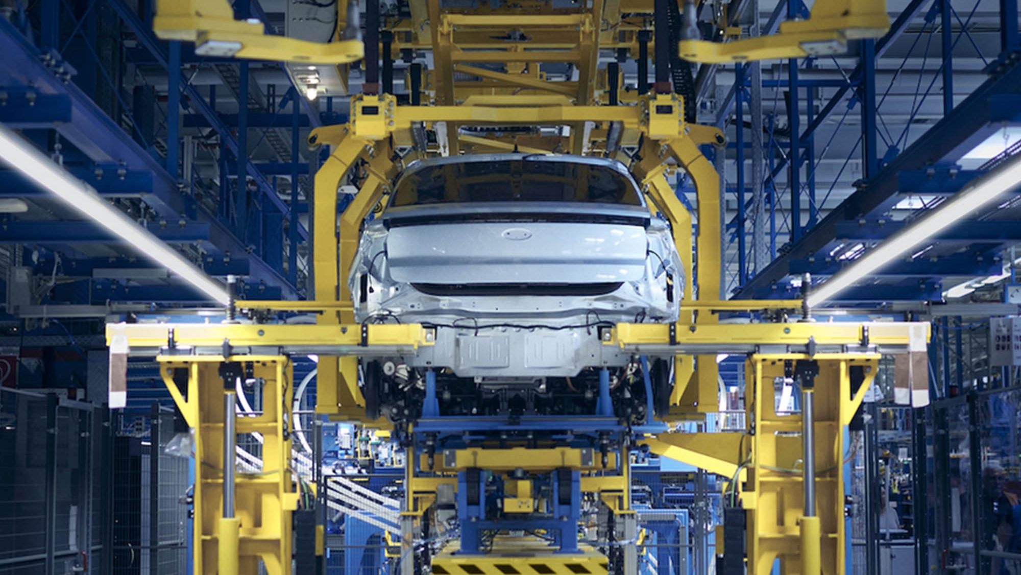 Con un año de retraso, el Ford Explorer eléctrico sale de las líneas de ...