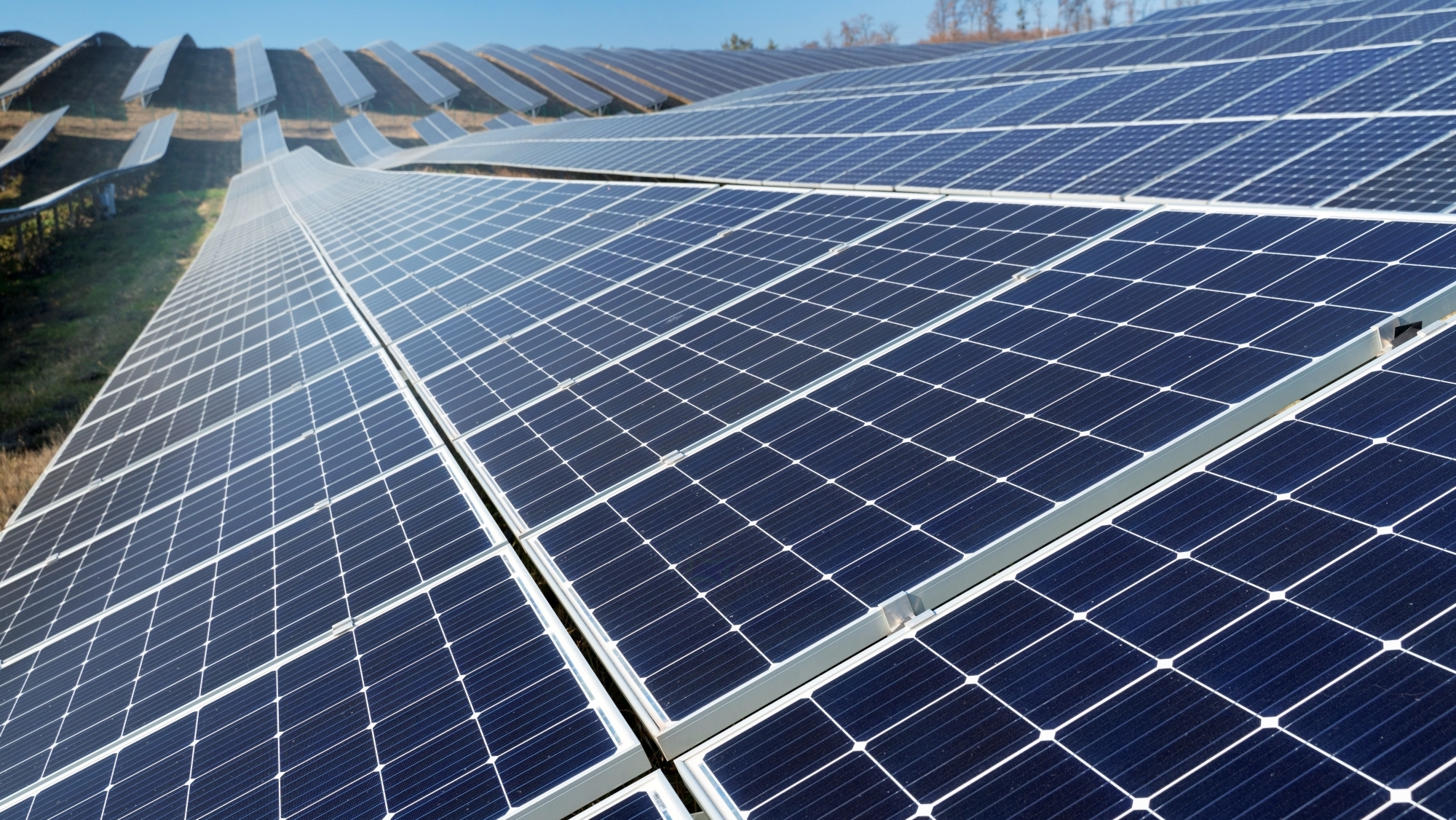 Consiguen hacer los paneles solares más eficientes del mundo combinando ...