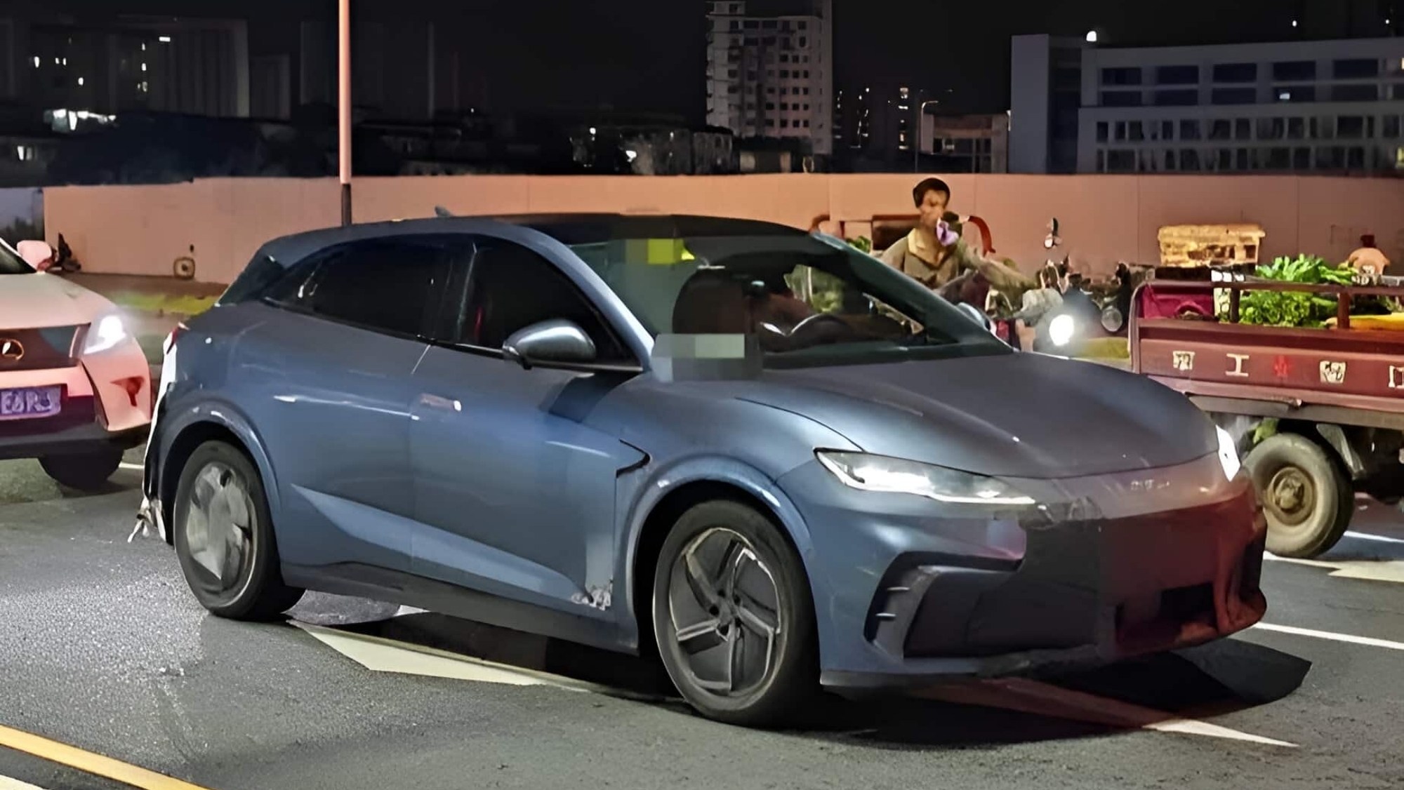 Más imágenes del coche 'compacto' que de verdad puede llevar a BYD al ...