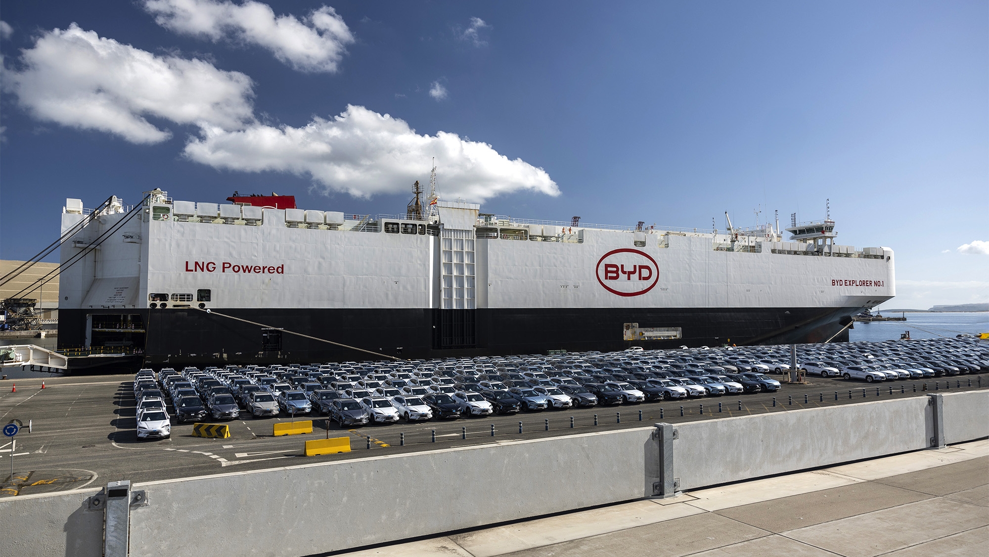 El primer híbrido de BYD en Europa llega al puerto de Santander