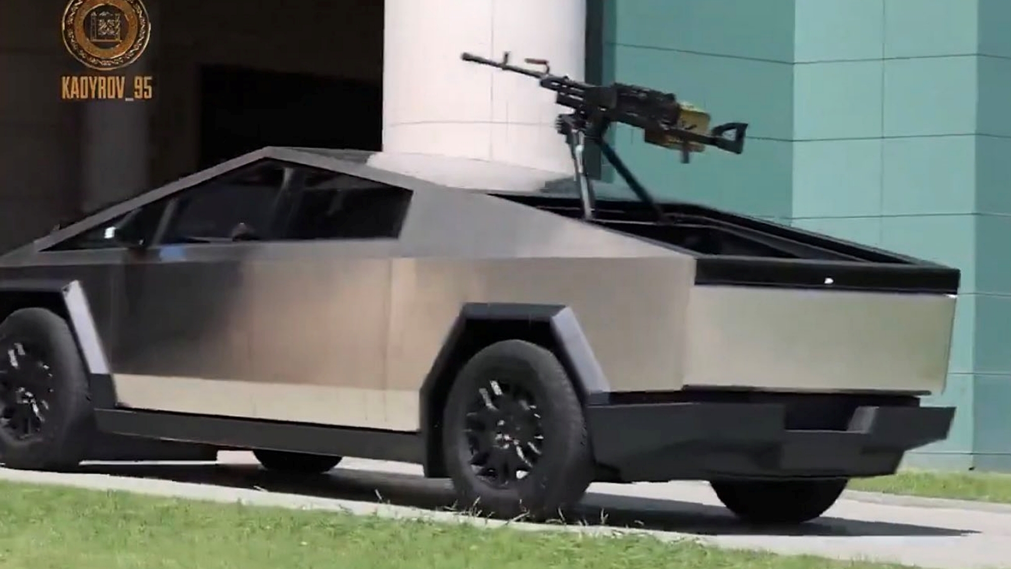 Kadyrov, líder checheno, instala ametralladora a su Tesla Cybertruck
