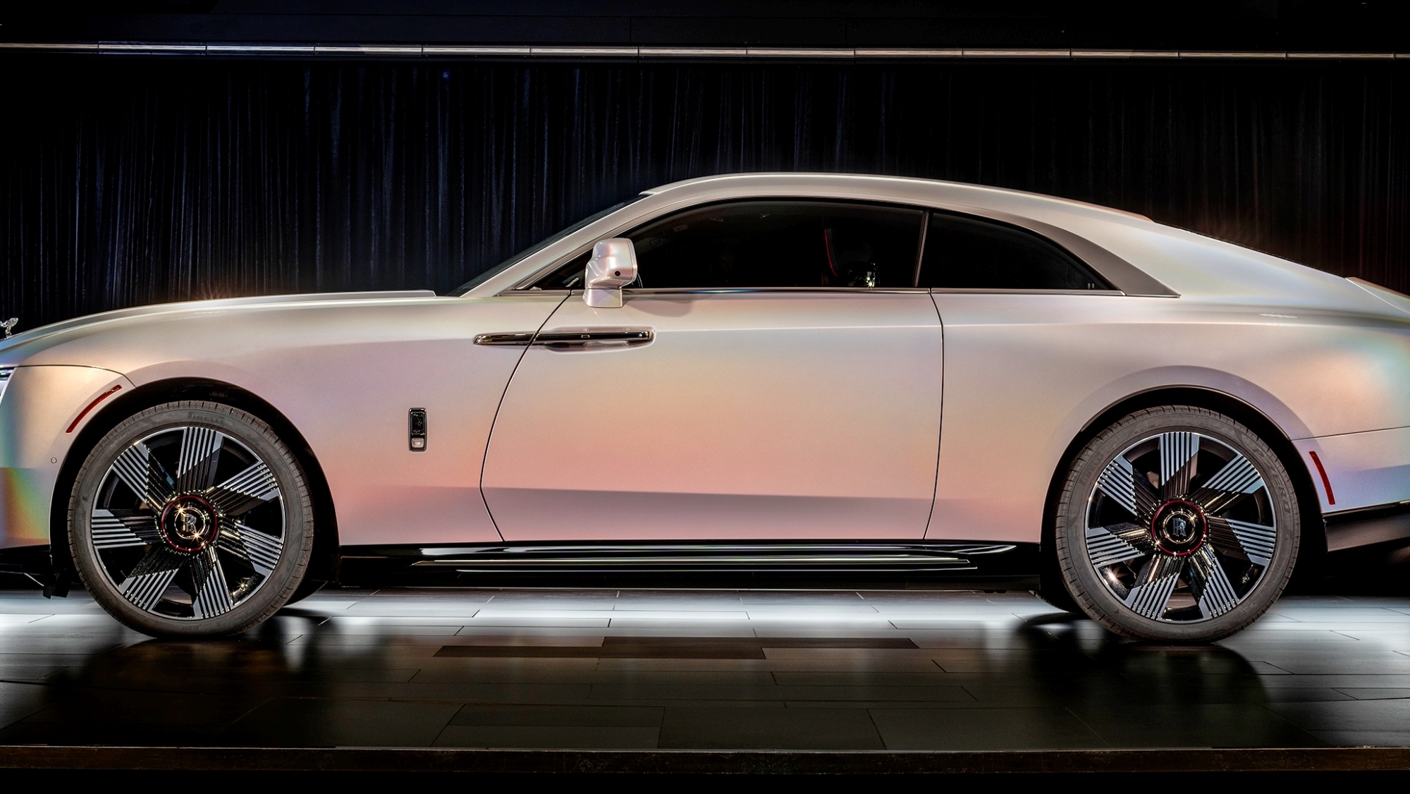 Rolls-Royce presenta el único Spectre Lunaflair con pintura lunar exclusiva
