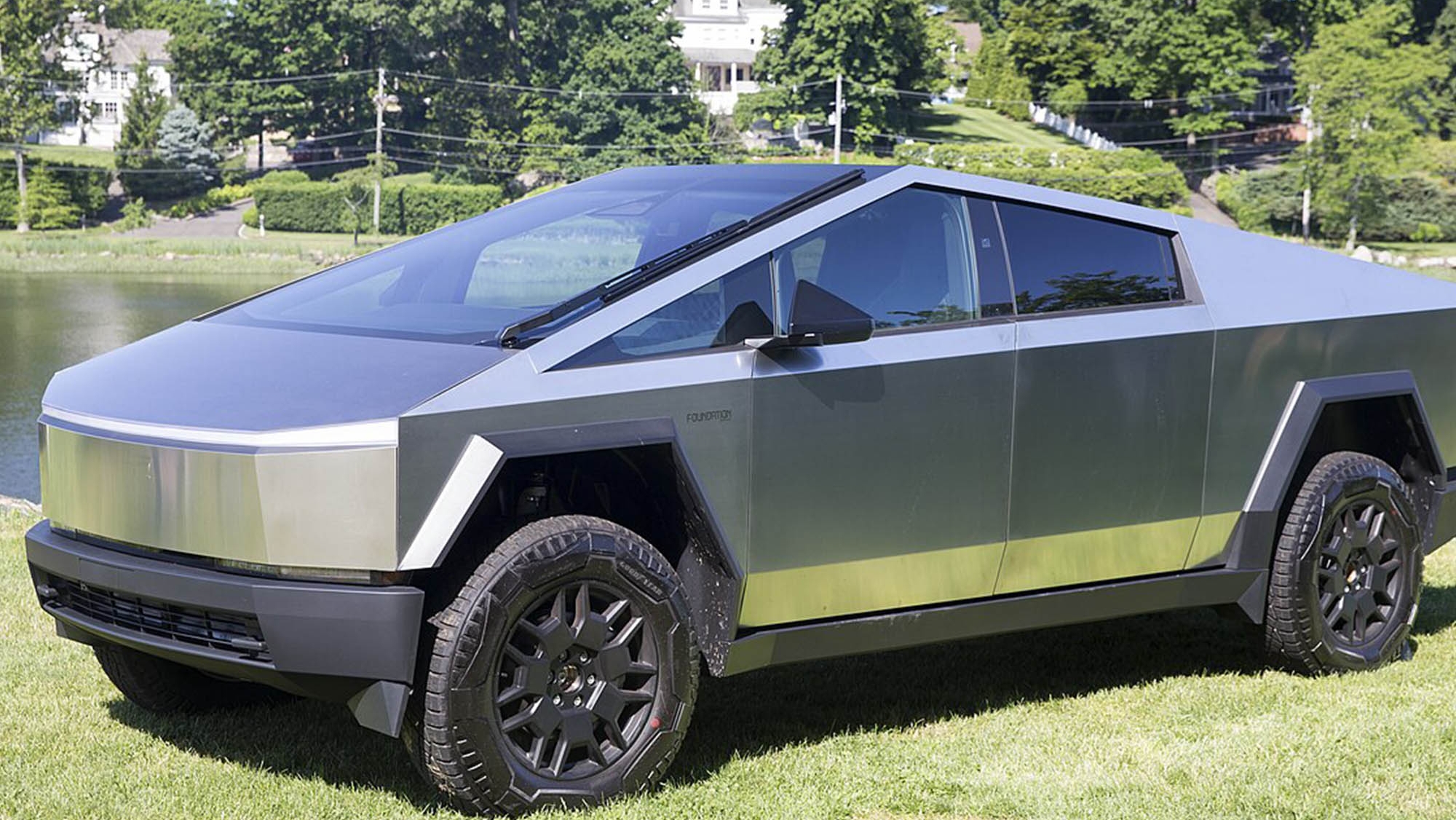 Tesla Cybertruck en Europa: seguridad y peso en la mira de ONG's