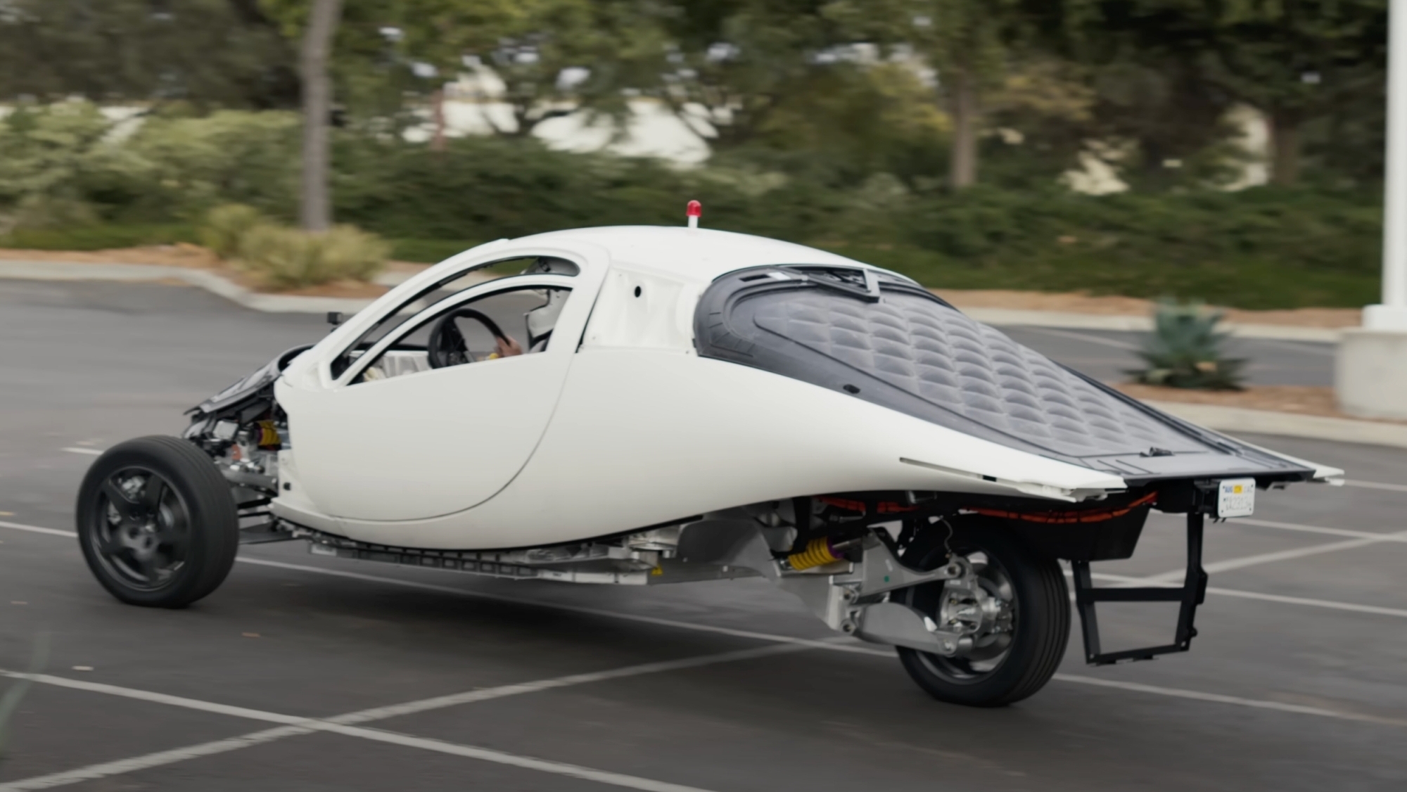 Aptera: el coche solar que promete extender la autonomía de forma ...