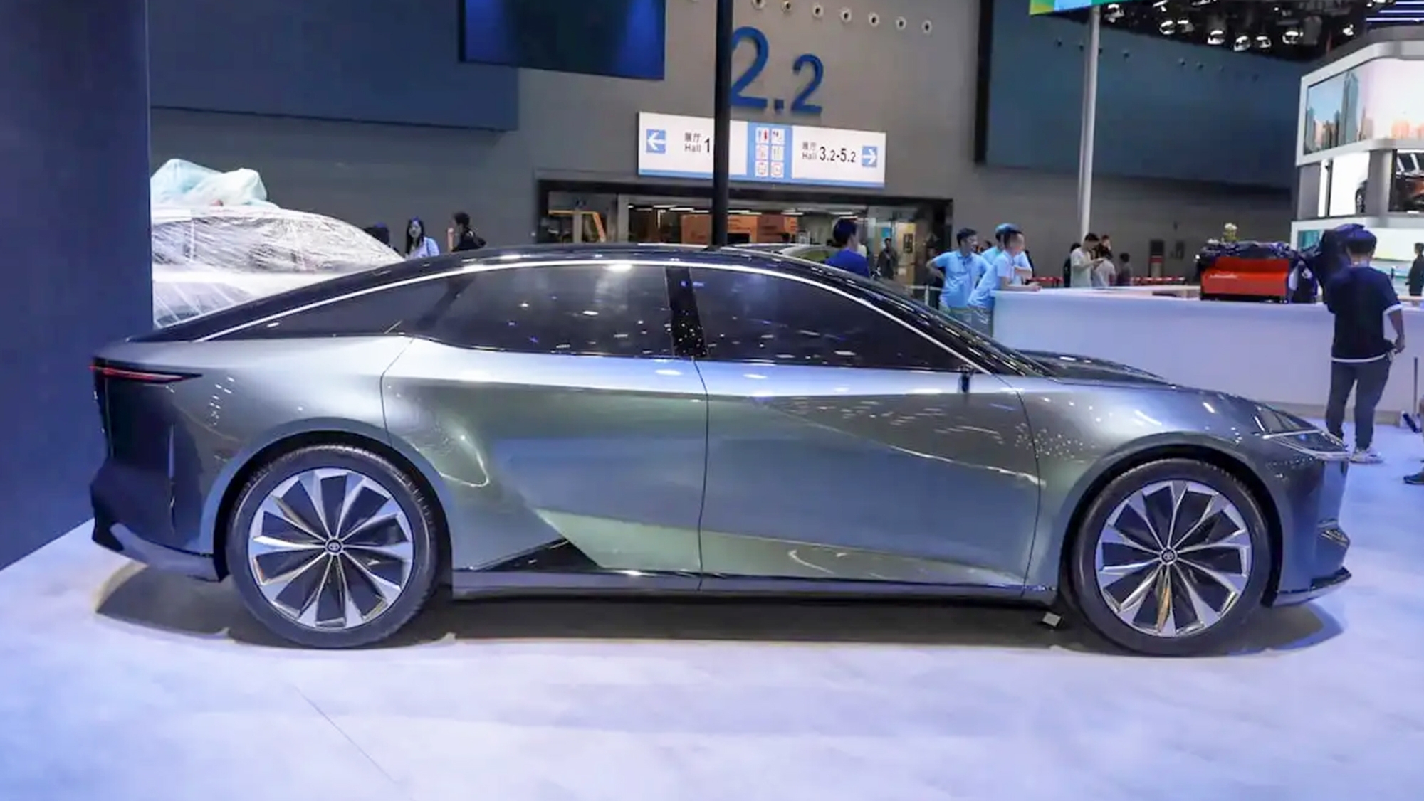 Toyota lanza el bZ7, su nuevo sedán eléctrico en el Salón de Guangzhou