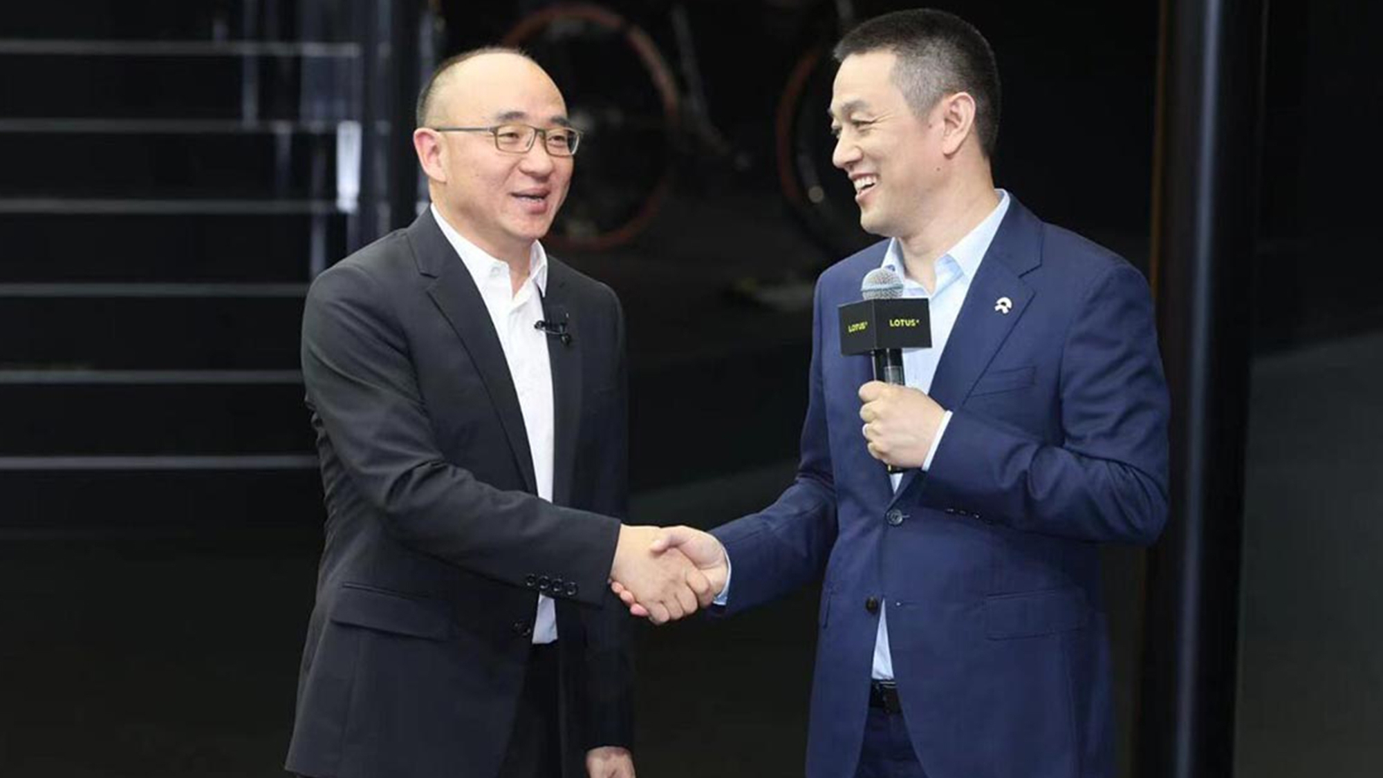 El CEO de Lotus confirma el paso atrás en la electrificación: Los coches de gasolina aún “tienen ...