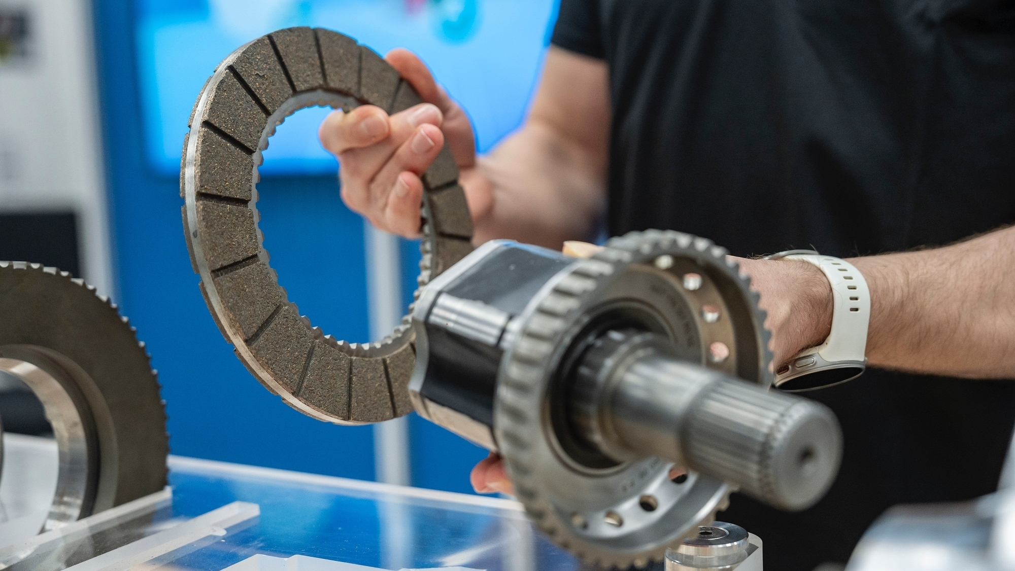 Mercedes innova con frenos integrados y pintura solar en coches eléctricos