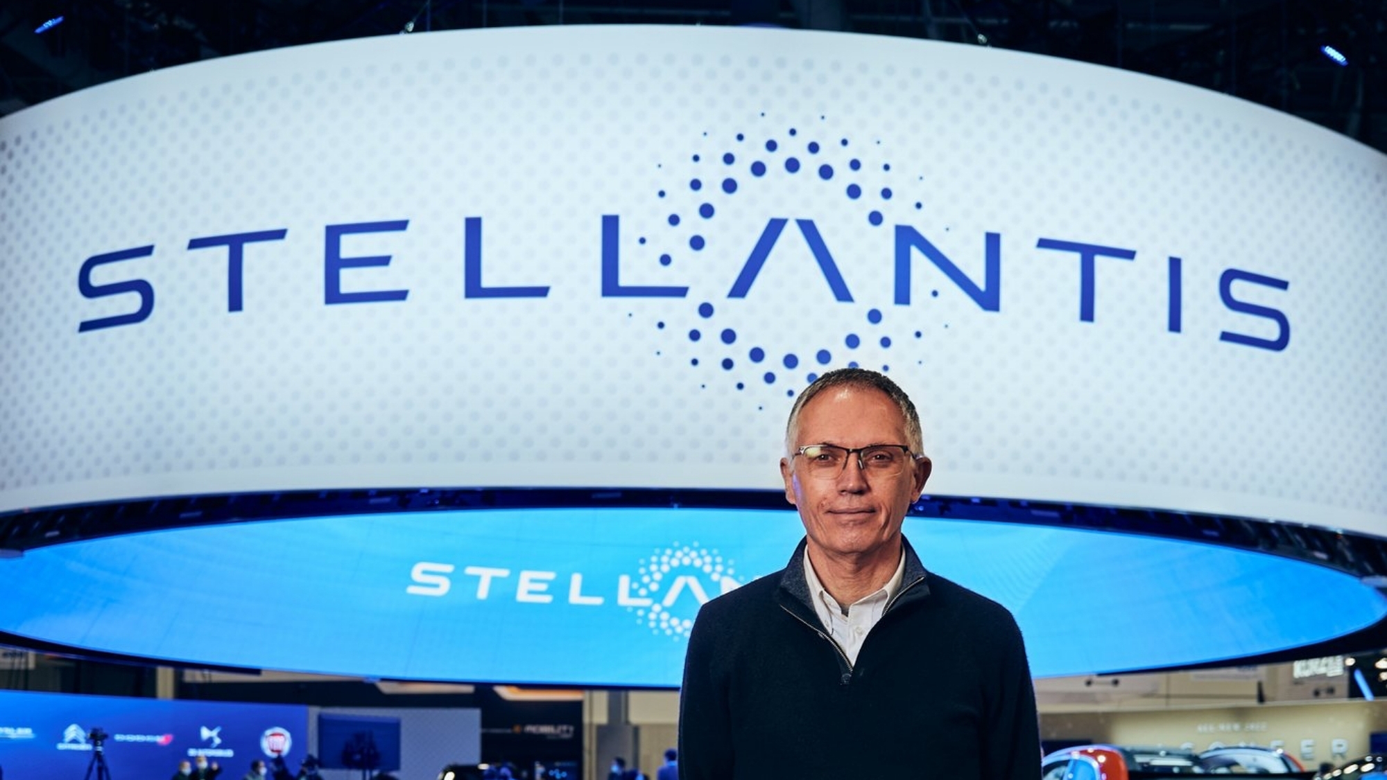 Carlos Tavares dimite como CEO de Stellantis, busca reemplazo urgente.