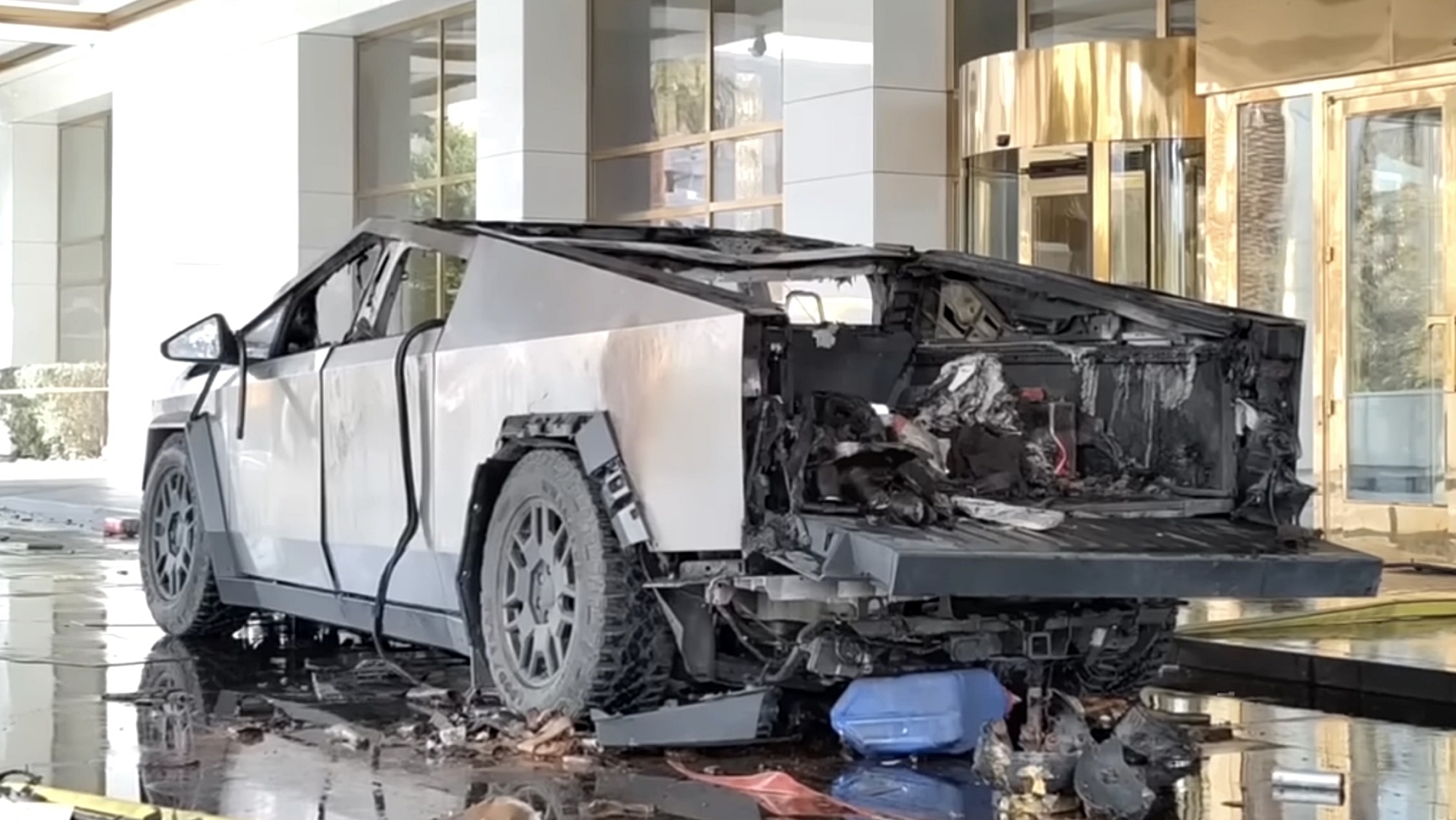 Cybertruck de Tesla explota en atentado, Elon Musk responde en redes