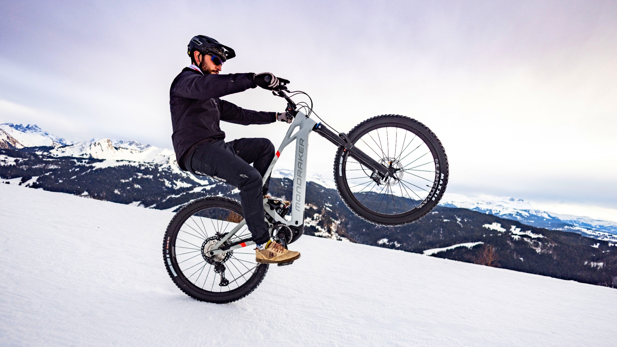 Mondraker firma acuerdo de 3 años con Les Portes du Soleil para innovación.