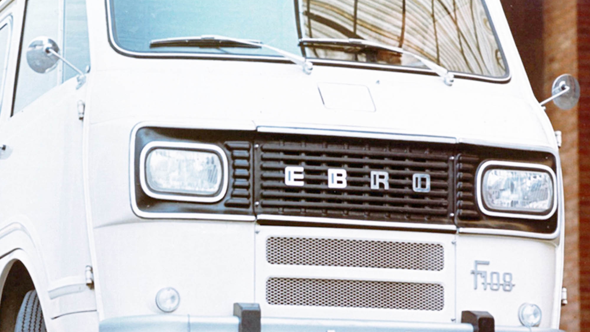 EBRO revive su fascinante historia, desde los tractores y camiones hasta los nuevos SUV ...